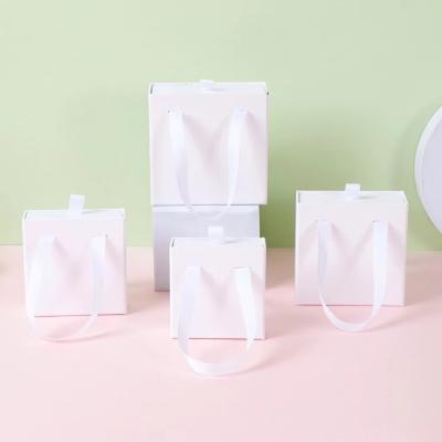 Cina Scatola 9x9x3.4cm del cassetto di Logo Paper Jewellery Packaging Sliding della stagnola d'argento dell'oro 8x8x3.2cm in vendita