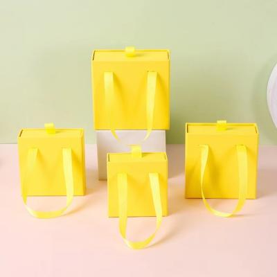 Cina Scatola 9x9x3.4cm del cassetto di Logo Paper Jewellery Packaging Sliding della stagnola d'argento dell'oro 8x8x3.2cm in vendita