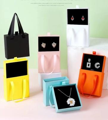 Cina Scatola 9x9x3.4cm del cassetto di Logo Paper Jewellery Packaging Sliding della stagnola d'argento dell'oro 8x8x3.2cm in vendita