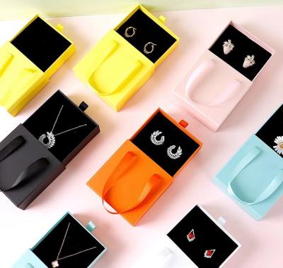 Cina Scatola 9x9x3.4cm del cassetto di Logo Paper Jewellery Packaging Sliding della stagnola d'argento dell'oro 8x8x3.2cm in vendita