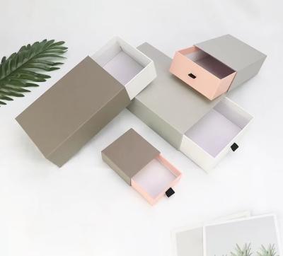 Cina Velluto dentro il contenitore di regalo di carta su ordinazione dei contenitori di gioielli di 85x85x35mm che imballa Matt Lamination in vendita