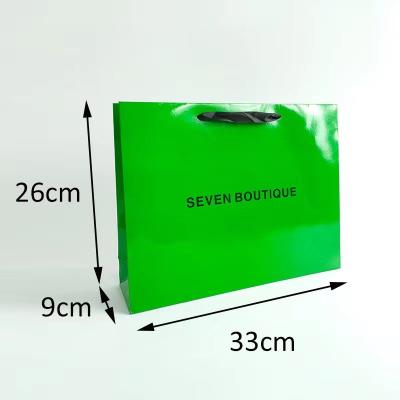 Cina Sacco di carta dell'abito di verde dell'avocado di logo 26x9x33cm dell'oro con la maniglia del nastro in vendita