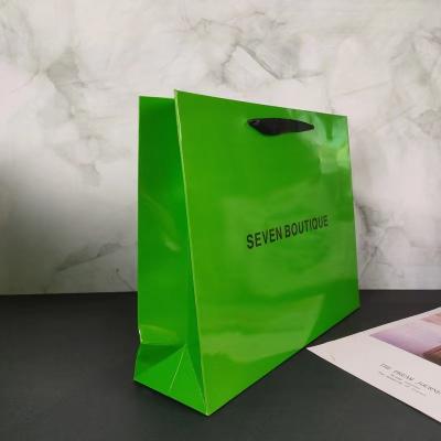 Cina Sacco di carta dell'abito di verde dell'avocado di logo 26x9x33cm dell'oro con la maniglia del nastro in vendita