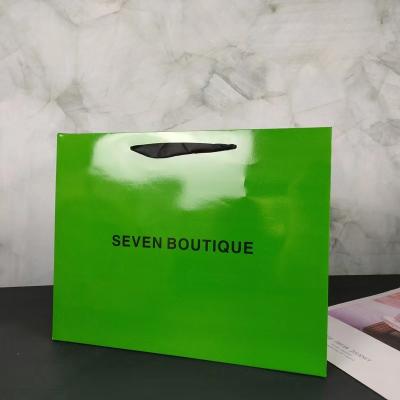 Cina Sacco di carta dell'abito di verde dell'avocado di logo 26x9x33cm dell'oro con la maniglia del nastro in vendita