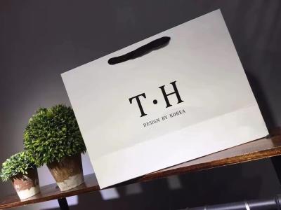 Cina Cosmetici tre borse d'imballaggio del boutique del bordo di avorio del sacco di carta dell'abito della corda delle sezioni in vendita