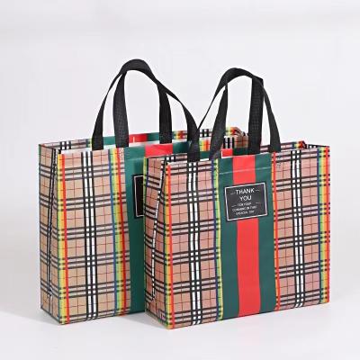 Cina Sacco di carta di Logo Printed Gilding Striped Apparel che imballa per i vestiti in vendita