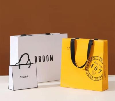 Cina Sacchetti della spesa della carta di abitudine delle scarpe che bronzano le borse d'argento di favore dell'avorio 250gsm in vendita