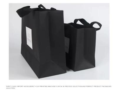 Cina Borse di carta di marmo del regalo dell'abito del nero dell'OEM dell'abbigliamento bianco del sacco di carta in vendita