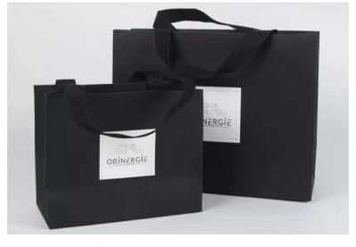 Cina Borse di carta di marmo del regalo dell'abito del nero dell'OEM dell'abbigliamento bianco del sacco di carta in vendita