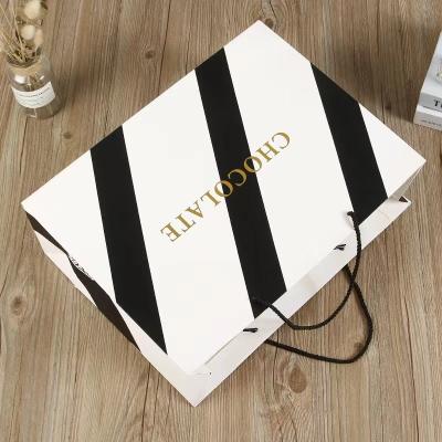 Cina la maniglia del nero 128-250gram ha laminato la pubblicità di Art Paper Bag For Apparel in vendita