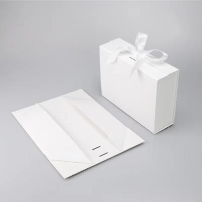 China Kundenspezifische Druck-Maschinenhälften-formte magnetisches Kraftpapier-Geschenkbox-Buch Pralinenschachtel 23*17*7cm zu verkaufen
