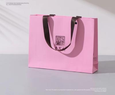 Cina Sacchetto della spesa di carta al minuto di timbratura caldo di Matte Black Paper Bag Gold della maniglia del Grosgrain in vendita
