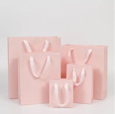 Cina Sacco di carta su misura del boutique di logo 180gsm-500gsm con le maniglie in vendita