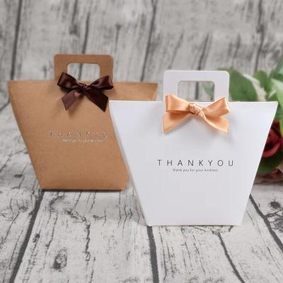 Cina Logo White Kraft Present Paper su ordinazione insacca la borsa francese del regalo di 9.5*9*12cm con il nastro in vendita