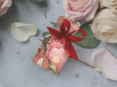Cina Contenitore di carta di nozze del cioccolato del ODM 5*5*12cm Candy con il nastro in vendita
