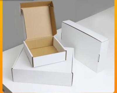 中国 15x15x5cmの生物分解性の段ボール紙箱の平野の白い折る紙箱 販売のため