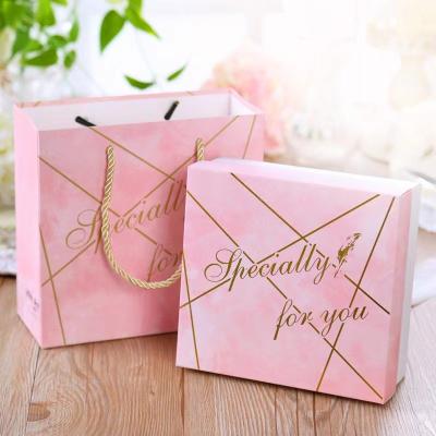 Cina 230GSM Scrunchie riciclano il contenitore di regalo pieghevole di carta 18*17*7.3 del contenitore di regalo dell'avorio in vendita