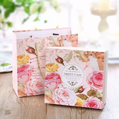 Cina 230GSM Scrunchie riciclano il contenitore di regalo pieghevole di carta 18*17*7.3 del contenitore di regalo dell'avorio in vendita