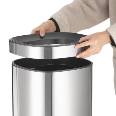 Cina Contenitore di rifiuti in acciaio inossidabile da 30 litri per uso domestico contenitore di rifiuti di grande capacità con design rettangolare e costruzione durevole in vendita
