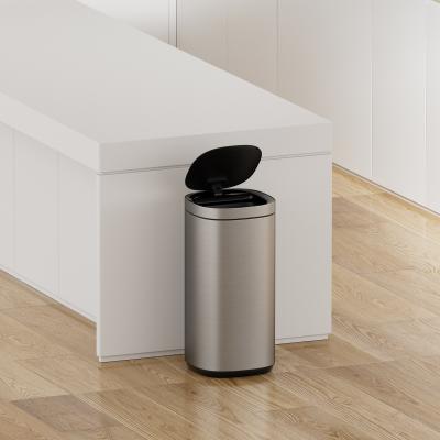 China Cisterna de basura con sensor de movimiento de 40L para el hogar con batería y función automática de acero inoxidable en venta