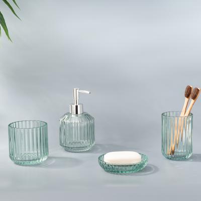 Cina Striscia verticale Stile Dispensatore di schiuma di sapone di vetro Possessore spazzolino da denti Accessori da bagno Set in vendita