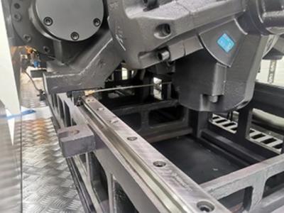 Cina macchina da tavolino dello stampaggio ad iniezione della macchina dello stampaggio ad iniezione di alta precisione 2100T in vendita