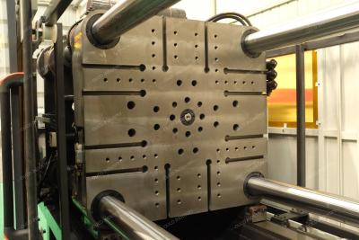 Cina 630 T hanno automatizzato motore della colata di coppia di torsione della macchina dello stampaggio ad iniezione dell'ANIMALE DOMESTICO l'alto in vendita