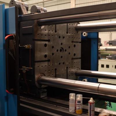 Cina 650T gialla alta prestazione alta produzione plastica macchina di stampaggio a iniezione per servo idraulico secchio in vendita