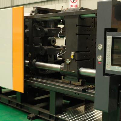 Cina 650T Injection Machine Yellow Plastic Garbage Servo Motor Center Clamping High Performance in vendita