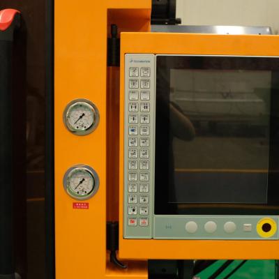 Cina 550T Injection Molding Equipment Yellow Servo Motor Center Clamping Structure Garbage Plastic Making in vendita