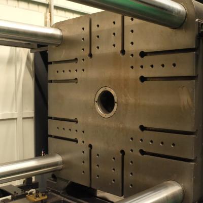 China Máquina de moldagem por injecção de 550T com estrutura de bloqueio central para fabricação de vasos de flores finos. à venda