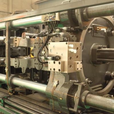 Cina OUCO 800T CE Certification Popular Injection Molding Machine For Production Of Garbage Cans in vendita