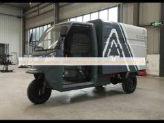 Fully enclosed garbage truck and eight-barrel tailboard garbage truck