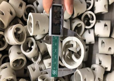 中国 石油化学産業のための高容量陶磁器の任意パッキングの25mm-80mm 販売のため