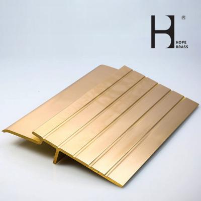 Cina UNS C21000 L d'ottone disposizione decorativa della scala del bordo del pavimento di profilo di angolo in vendita