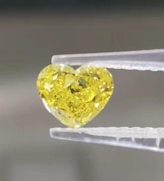 중국 HPHT 실험실 재배 노란색 다이아몬드 심장 모양 화려한 밝은 노란색 IGI 귀 턱 목걸이 판매용