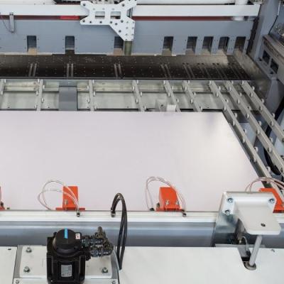 Κίνα 3800rpm εναλλάσσοντας κοντραπλακέ που κόβει CNC τη μηχανή δρομολογητών για τα γραφεία κουζινών προς πώληση