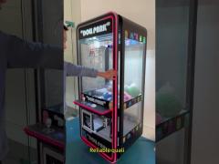 Grandi giochi di peluche ricoperti di gioielli di grana, macchine da artiglio, giochi d‘arcade, premio regalo, venditori di giocattoli.