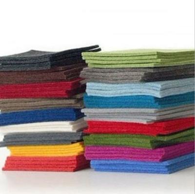 Cina Strofinate non tessute del Nonwoven di Spunlace del tessuto del poliestere perforate ago verde in vendita