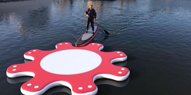 Acqua che fa galleggiare in piedi gonfiabile/supporto sul bordo di pagaia della spuma del Sup, piattaforma del bacino per yoga