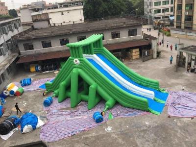 China Gorila inflable multicolora de los toboganes acuáticos explotar el castillo combinado en venta