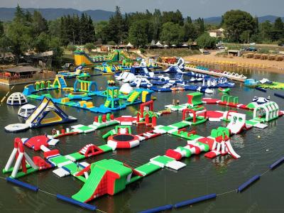 Cina Parco acquatico galleggiante gonfiabile in PVC personalizzato per divertimento acquatico e occasioni speciali in vendita