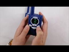 De mini 35km Radiojonge geitjes 3 Kanalen 0.5W van de Lange afstandwalkie-talkie met Flitslicht