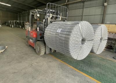 China 2.0mmX2.0mm 280m rol Lengte Gegalvaniseerd Pijpleiding versterkt gaas voor Oliepijpleiding Te koop