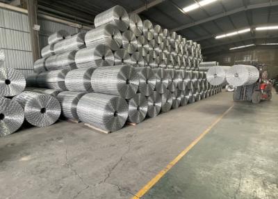 China Malla soldada galvanizada con revestimiento de tubería de gas de 2,0 mm de espesor, 6 rollos por paquete en venta