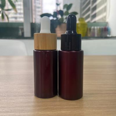 Cina 15ml Bottiglia di olio essenziale rosso scuro Bottiglia di goccia di vetro Imballaggio cosmetico per olio di siero Logo e verniciatura personalizzati OEM in vendita