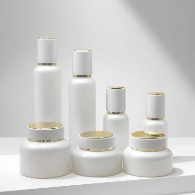 Китай Фабричная цена 50 мл 100 мл 120 мл стеклянный лосьон упаковка пустой белый лосьон насос стеклянная бутылка Крем для ухода за кожей набор тела продается
