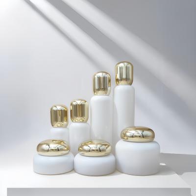Китай Косметическая упаковка Стеклянная лосьон бутылка Крем банка Контейнеры для ухода за кожей с золотой круглой крышкой продается