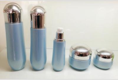 Cina Il cosmetico di vetro di plastica di timbratura caldo del cappuccio 100ml 120ml imbottiglia i barattoli d'imballaggio della crema di Skincare in vendita