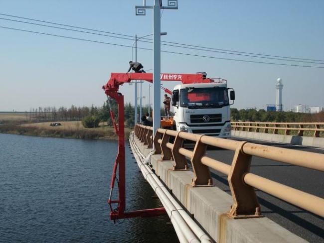 6x4 Bucket Type Bridge Inspection Equipment 16M DongFeng , Folding Platform